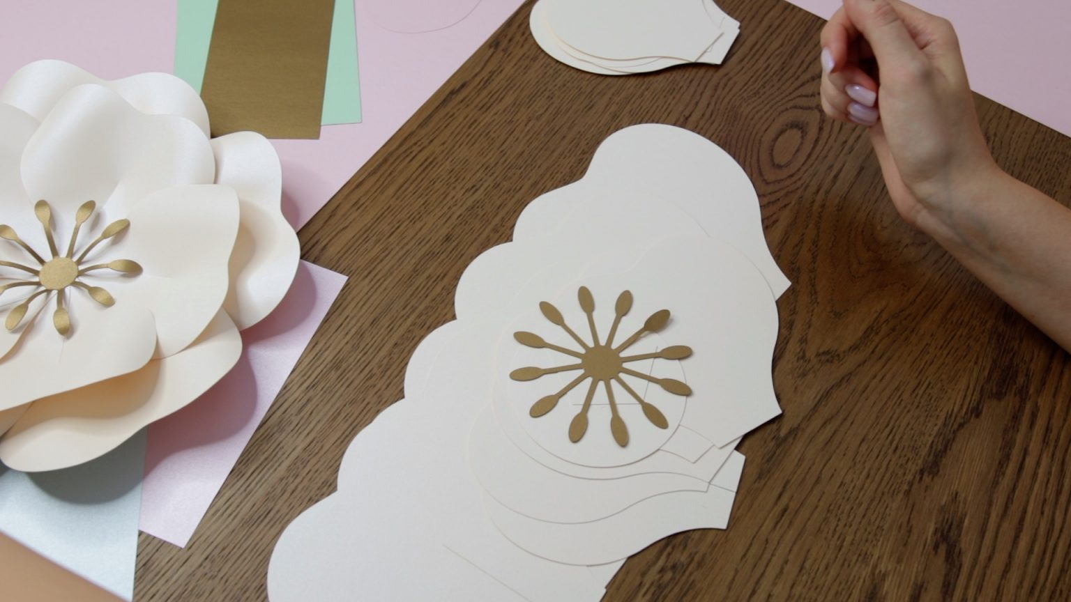 Large Paper Flower Tutorial DIY - FancyBloom - FancyBloom