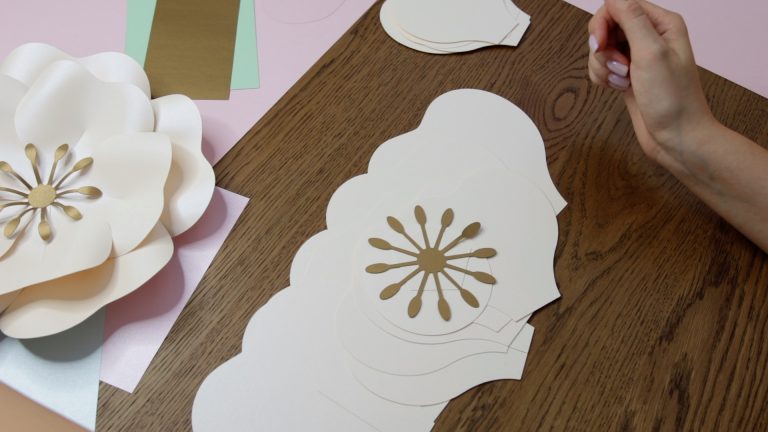 Large Paper Flower Tutorial DIY - FancyBloom - FancyBloom